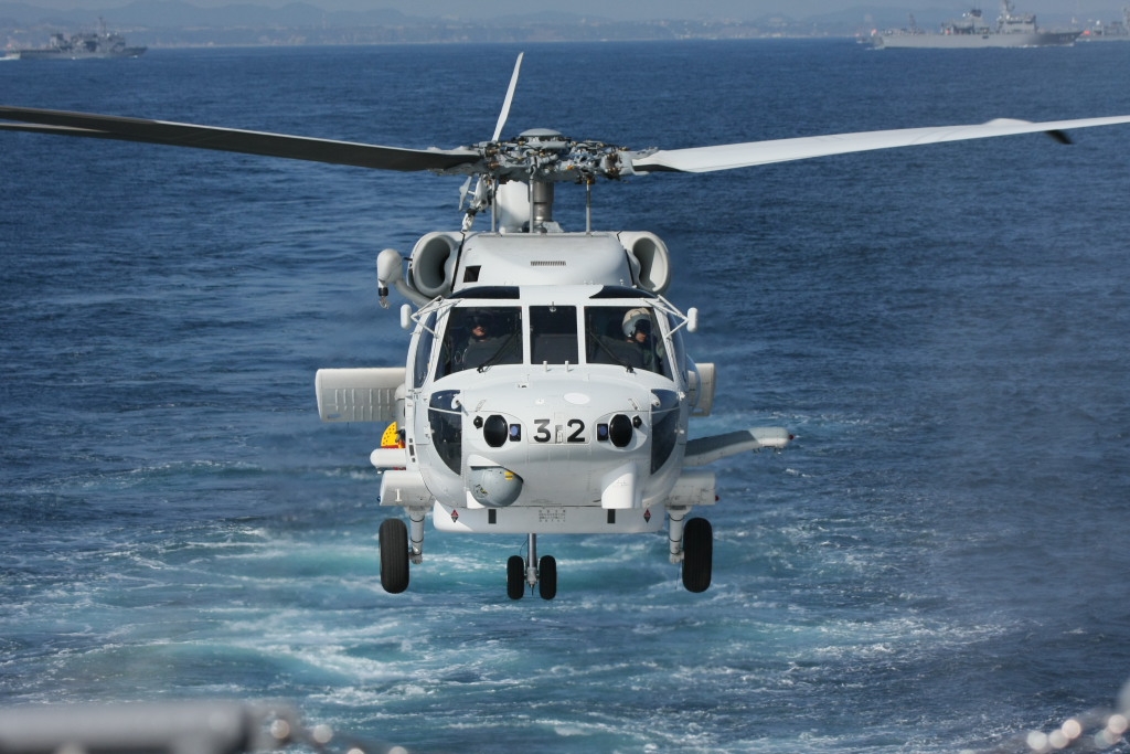 価格.com - 『HS発着艦。SH-60Kが「くらま」へ着艦。本番では観閲官が搭乗します』CANON EOS 40D ボディ うみもり＠JSDFさん のクチコミ掲示板投稿画像・写真「40Dと ...